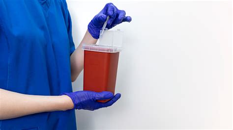 Mockup Doctor는 바늘 앰플을 날카로운 물건 용기에 처분합니다 감염성 폐기물을 위한 처리 용기 의료 폐기물 처리를 줄입니다 생물학적 위험에 대한 날카로운 물건이있는