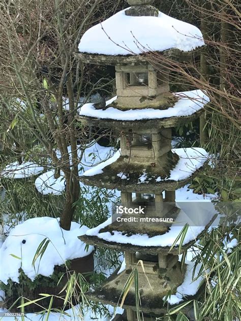 눈과 겨울에는 동양의 정원에서 회색 화강암 돌 일본의 등불 탑을 이미지 하 고 눈보라 후에는 겨울의 눈 덮인 정원에서 선