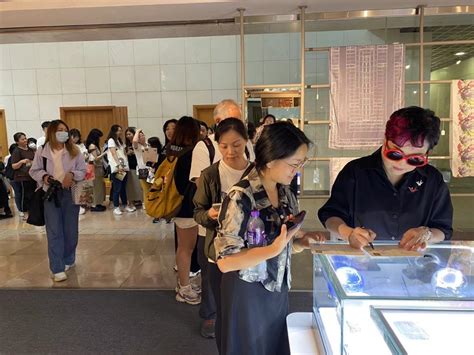 张国荣67岁冥寿陈淑芬送红玫瑰蛋糕 印制哥哥真迹明信片赠「哥」迷 星岛日报