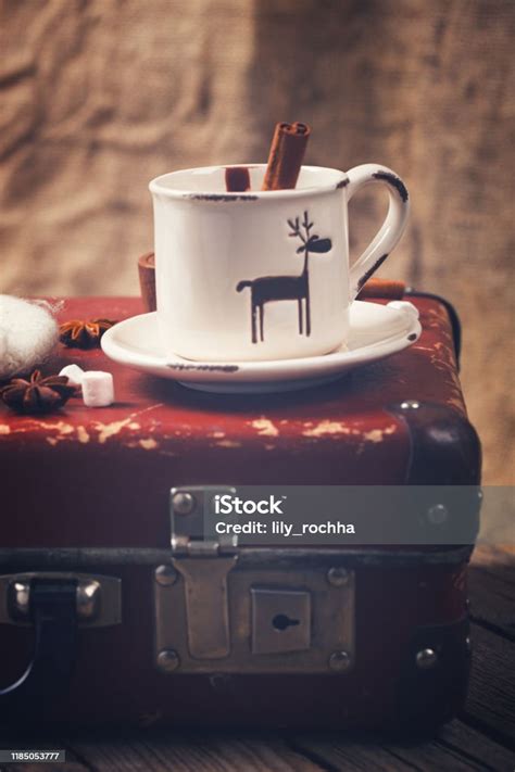 마시멜로 사탕을 곁들인 핫 초콜릿 계피 스틱과 따뜻한 휴일 음료 따뜻한 크리스마스컵에 겨울 정물톤 이미지 빈티지 스타일 0명에 대한 스톡 사진 및 기타 이미지 Istock