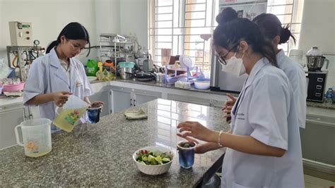 Khoa KH CN Thực phẩm Sinh viên năm nhất với những trải nghiệm thú vị tại phòng thí nghiệm