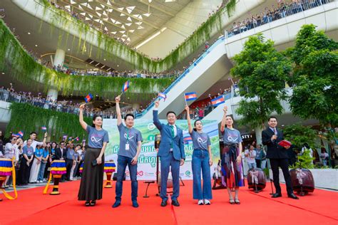 ជីប ម៉ុង ដឹកនាំបុគ្គលិកច្រើនជាងគេ ចូលរួមអបអរសារទរព្រឹត្តិការណ៍ជាប្រវត្តិសាស្ត្រនៃការ