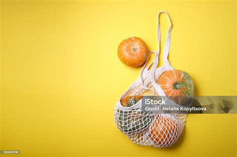 신선한 호박 쇼핑 환경 친화적 인 메쉬 백의 패티칸 스쿼시 노란색 배경에 단풍 개념 유기농 야채 수확 상단 보기 플랫 레이 템플릿 0명에 대한 스톡 사진 및 기타 이미지