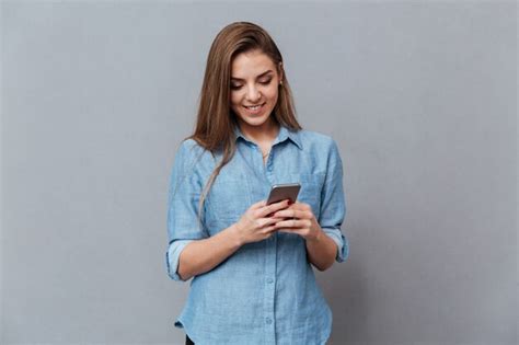 Retrato De Mujer Bonita Sonriente Joven Inconformista Natural Con