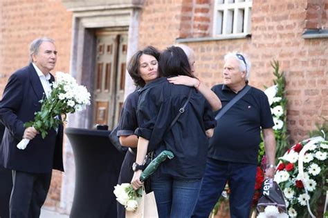 Много журналисти изпратиха Тошо Тошев сред тях и вицепрезидентът Илияна Йотова Видео снимки