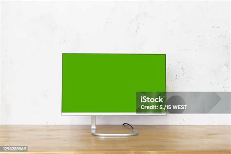 나무 테이블에 녹색 화면 컴퓨터 모니터 하나를 닫습니다 0명에 대한 스톡 사진 및 기타 이미지 0명 1인칭 시점 4k해상도 Istock
