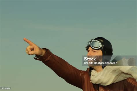 가죽 모자 스카프와 비행 안경 빈티지 파일럿 드 스카이역사적 파일럿 의류에 있는 남자의 초상화에 표시 World War Ii에 대한 스톡 사진 및 기타 이미지 Istock