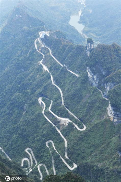 张家界天门盘山公路99道弯 似玉带环绕直冲云霄 搜狐大视野 搜狐新闻