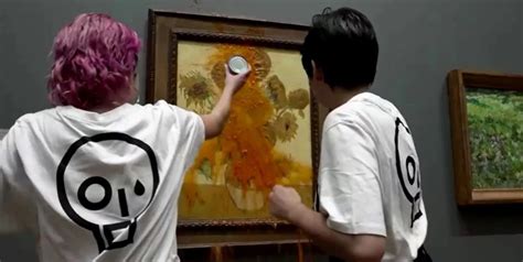 ဗန်ဂိုး၏ နေကြာပန်းများပန်းချီကားကို သဘာဝပတ်ဝန်းကျင်ဆိုင်ရာတက်ကြွလှုပ်ရှားသူများက ခရမ်းချဉ်သီးဟင