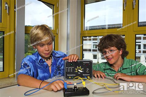 School Classrooms Instruction Physics Students Interest Attempt