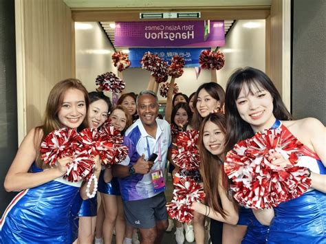 女子七人制橄榄球中国队夺金，场边是一支浙江球迷眼熟的拉拉队