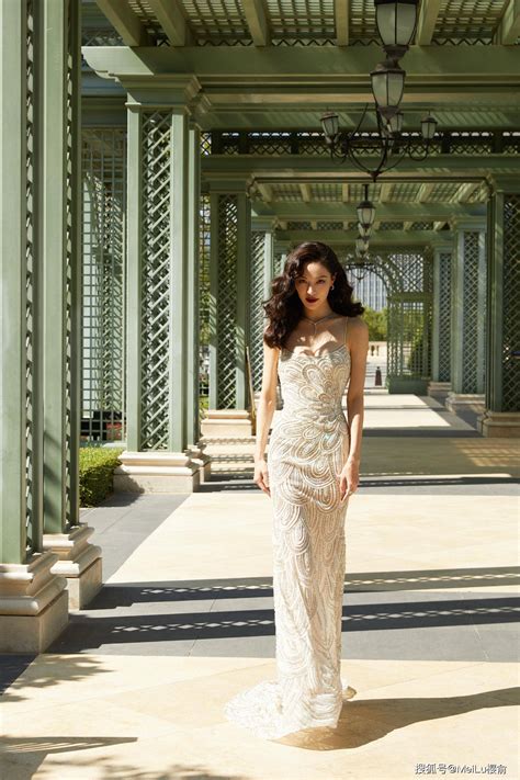 钟楚曦白色连衣裙写真，完美身形妩媚动人 搜狐大视野 搜狐新闻