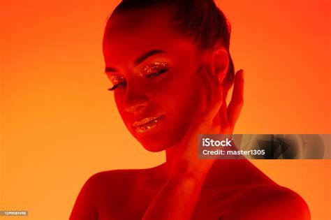 네온 빛 흑백으로 오렌지 그라데이션 스튜디오 배경에 고립 된 잘 생긴 여성의 초상화 20 24세에 대한 스톡 사진 및 기타 이미지 20 24세 가수 감정 Istock