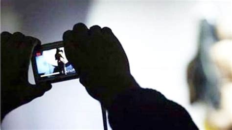 नौकरी का लालच मीठी मीठी बातें और सेक्सी चैट इंटरव्यू देने गई युवती के उड़े होश ऑफिस में चल