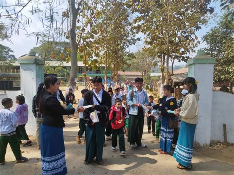 မိုင်းတုံမြို့၌ ၇၈ နှစ်မြောက် ပြည်ထောင်စုနေ့ အထိမ်းအမှတ် သတင်းစကားလက်ကမ်းစာစောင်များ အခမဲ့ဖြန့