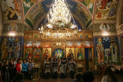 По случай 21 ви ноември Въведение Богородично църковни песнопения огласиха ботевградската