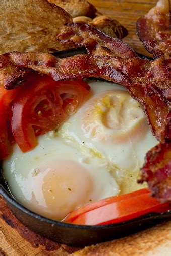 베이컨과 계란 전통 고전 미국 또는 프랑스 비스트로 브런치 항목 스테이크 햇볕이 잘 드는 사이드 업 계란과 중간 원시 제공 0명에 대한 스톡 사진 및 기타 이미지 Istock
