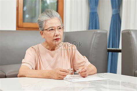 치매 개념을 가진 노인 사진 무료 다운로드 Lovepik