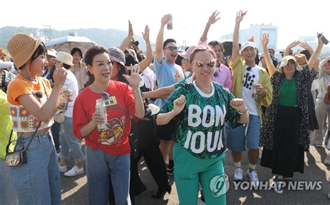 1883 인천맥강파티에서 춤추는 외국인 관광객들 연합뉴스