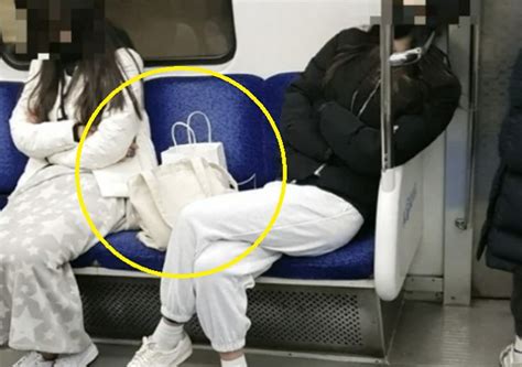 사람들 서있는데빈좌석 짐 놓고 ‘쿨쿨 민폐 女승객