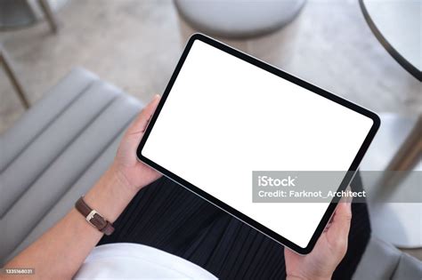 빈 흰색 데스크톱 화면디지털 태블릿을 들고 있는 여성의 모형 이미지 35 39세에 대한 스톡 사진 및 기타 이미지 35 39세 가정 생활 공란 Istock