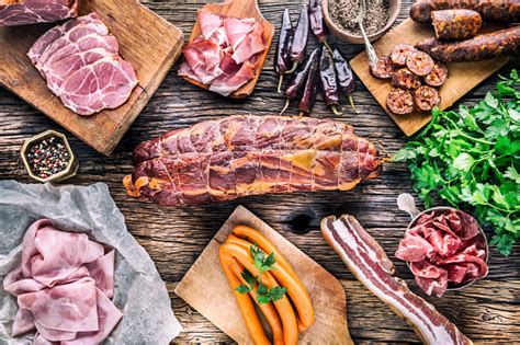 훈제 돼지고기입니다 훈제 돼지고기 제품소시지 햄 목 퀴 토 햄과 코파 살라미 허브와 향신료의 구색 건조한에 대한 스톡 사진 및 기타 이미지 Istock