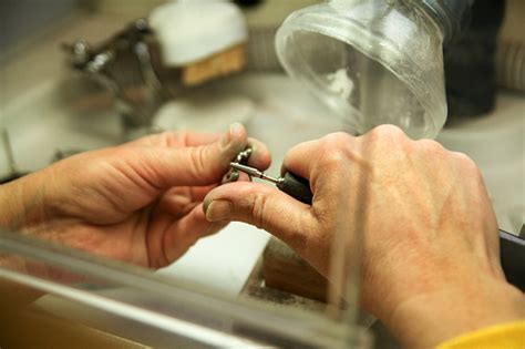 틀니 하 고 치과입니다 치과 족 틀니 보 철 작업 틀니를 만드는 가격에서 치과 기술자입니다 치과 기술자 처리 금속 구두 족의 손입니다 구강 Stem 주제에 대한 스톡 사진