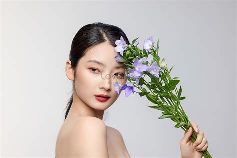 보라색 꽃다발을 들고 있는 세련된 여성 사진 무료 다운로드 Lovepik