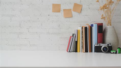 벽돌 벽 배경흰색 테이블에 복사 공간 책 장식 스티커 메모 및 카메라가있는 작업 공간의 자른 샷 개념에 대한 스톡 사진 및 기타 이미지 Istock