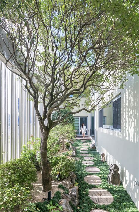 Steel Poles Screen Living Spaces And Gardens At South Korean Home