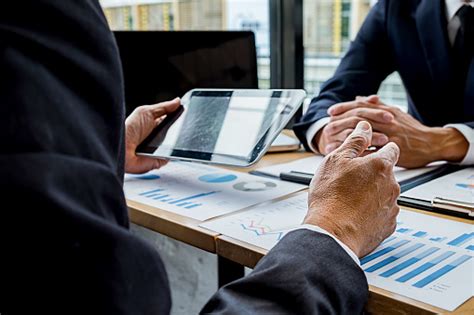 비즈니스 팀 회의 존재입니다 전문 투자자 새로운 시작 프로젝트입니다 디지털 태블릿 노트북 컴퓨터 디자인 스마트 전화 사무실에서 개발에 대한 스톡 사진 및 기타 이미지