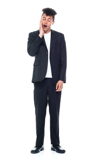 양복을 입고 흰색 배경 앞에서 전체 길이 정면 2029세 성인 잘생긴 사람 키가 큰 사람 곱슬 머리 아프리카 민족 아프리카계 미국인 인종 남성 젊은 남자 사업가 사업가 20