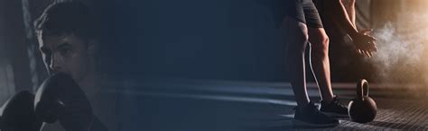 피트니스 모형 및 체육관에서 복싱 운동 헌신 및 배너에 대한 훈련을 위한 케틀벨이 있는 남자 정보 공간 운동 및 강력한 운동 선수와 파워 챌린지 동기 부여 및 이중 노출