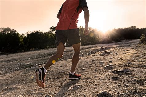 피트 니스 개념에가 배경에서 시골에서 교육 운동 조깅에 길에서 오르막 실행 찢어진 운동과 근육 다리 러너 스포츠 남자 가을에 대한 스톡 사진 및 기타 이미지 Istock