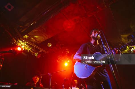 블랙 남성 기타리스트 무대에서 어쿠스틱 기타를 노래 하 고 연주 무대에 대한 스톡 사진 및 기타 이미지 무대