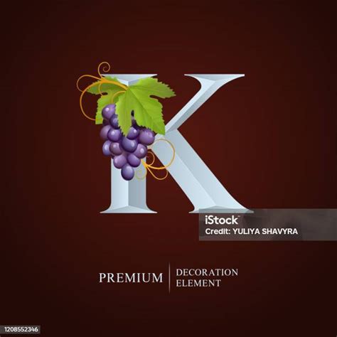 우아한 와인 로고 포도 잎과 컬 모노그램 편지 K 로얄 실버 문자 K 서예 우아한 템플릿 아트 로고 타입입니다 와인 메뉴 레스토랑 라벨 로열티 이니셜에 대한 디자인 엠블럼