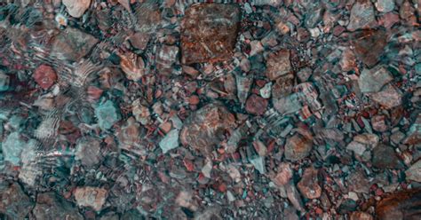 푸른 하늘을 배경으로 바위와 자갈의 클로즈업 사진 Unsplash의 화강암 이미지