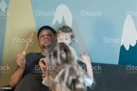 아빠는 아이들과 함께 집에서 비누 거품을 연주합니다 아빠는 세 자녀와 함께 집에서 재생 소년과 소녀 형제와 자매 12 17 개월에 대한 스톡 사진 및 기타 이미지 Istock