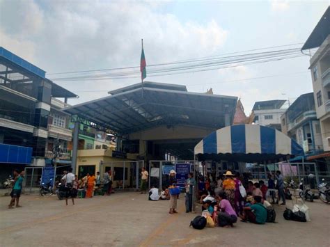 မြဝတီ အမှတ် ၁ တံတား ဆက်လက်ပိတ်ထားပြီး မြန်မာနိုင်ငံသား ၁၀၀ ကျော် စောင့