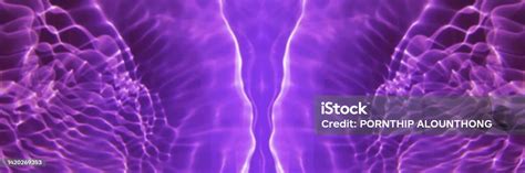 디포커스는 투명한 보라색 색상의 맑고 잔잔한 물 표면 질감을 스플래시 및 버블로 흐리게 처리했습니다 트렌디 한 추상적 인 자연 배경 복사 공간이있는 햇빛 속의 물파 보라색