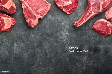 생 프라임 스테이크 다양한 신선한 블랙 앵거스 프라임 미트 스테이크 T본 뉴욕 립아이 스트립로인 검은색 또는 회색 돌 배경에