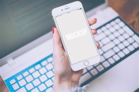 손을 모의 키보드에 스마트 폰을 들고 Psd Uidownload