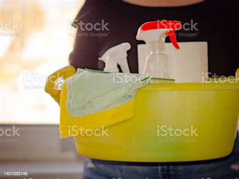 창문 거울 및 창문 배경의 다른 유리 표면을 씻기위한 세트 청소 개념 가사 집안일에 대한 스톡 사진 및 기타 이미지 가사 집안일 가정 생활 가축 Istock