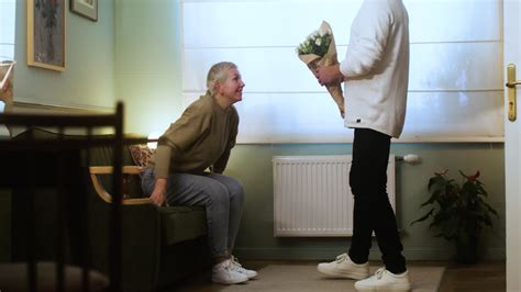 Стоковое видео категории «Бесплатно — Мужчина приносит цветы женщине