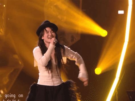 张钰琪回应疑似在《歌手》舞台比中指：角度问题凤凰网