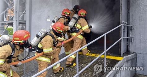 화재 진압하는 함정 손상통제 훈련팀