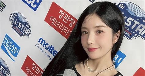 권은비 크롭티 입고 뽐낸 완벽 S라인