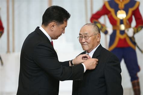 Ерөнхийлөгч У Хүрэлсүх зарлиг гарган нэр бүхий хүмүүст Монгол Улсын Хөдөлмөрийн баатар Ардын