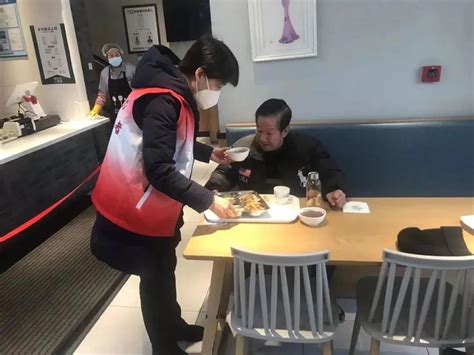 祛疫迎春宝山这里为老宝贝送上热气腾腾的腊八粥