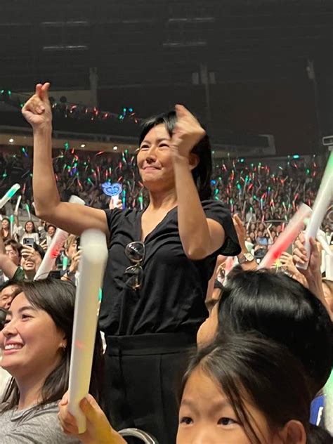 孙燕姿携家人现身张惠妹演唱会 素颜出镜疯狂比心 搜狐大视野 搜狐新闻